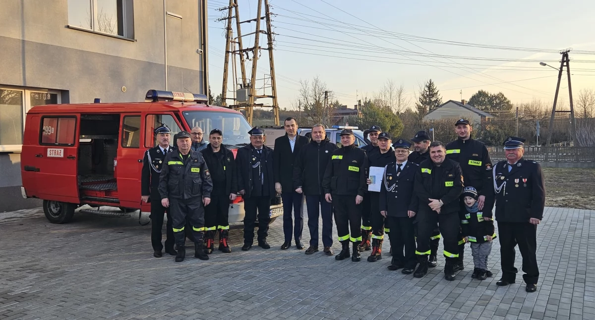 OSP KSRG Raciszyn przekazuje lekki samochód strażacki dla OSP Mokre ...