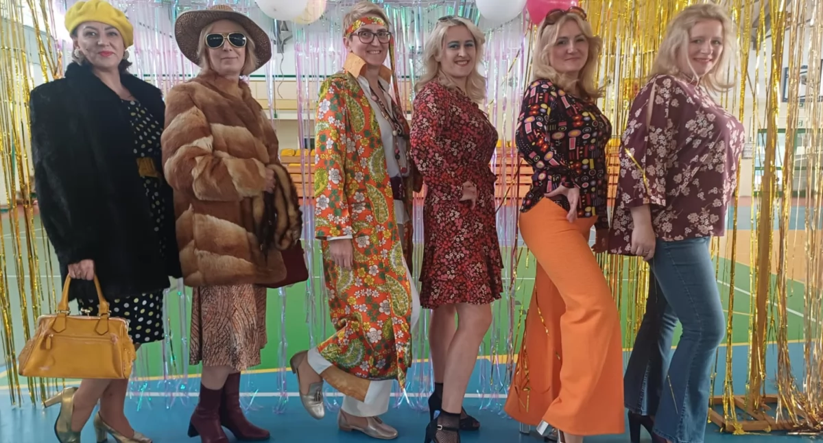 Szyk, styl i PRL-owska elegancja: pokaz retro mody w Szkole Podstawowej ...