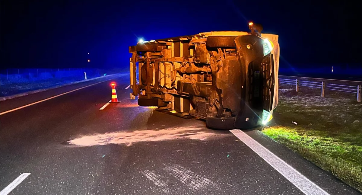 Niebezpieczne zdarzenie na S8! Bus przewrócił się na bok - wiadomości ...